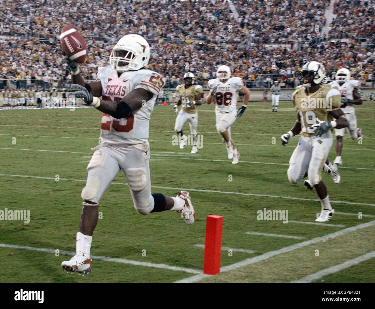 Texas running back Jamaal Charles (25) runs for a touchdown as Central ...