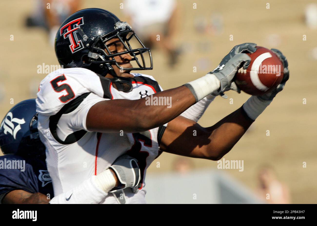 Texas Tech wide receiver Michael Crabtree (5) catches a 25-yard ...