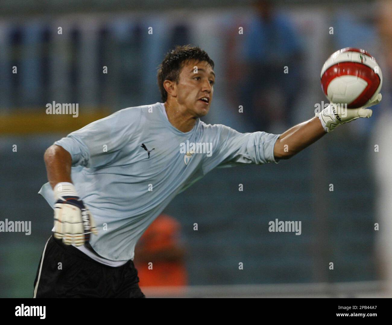 Lazio's new goalkeeper Nestor Fernando Muslera of Uruguay warms up ...