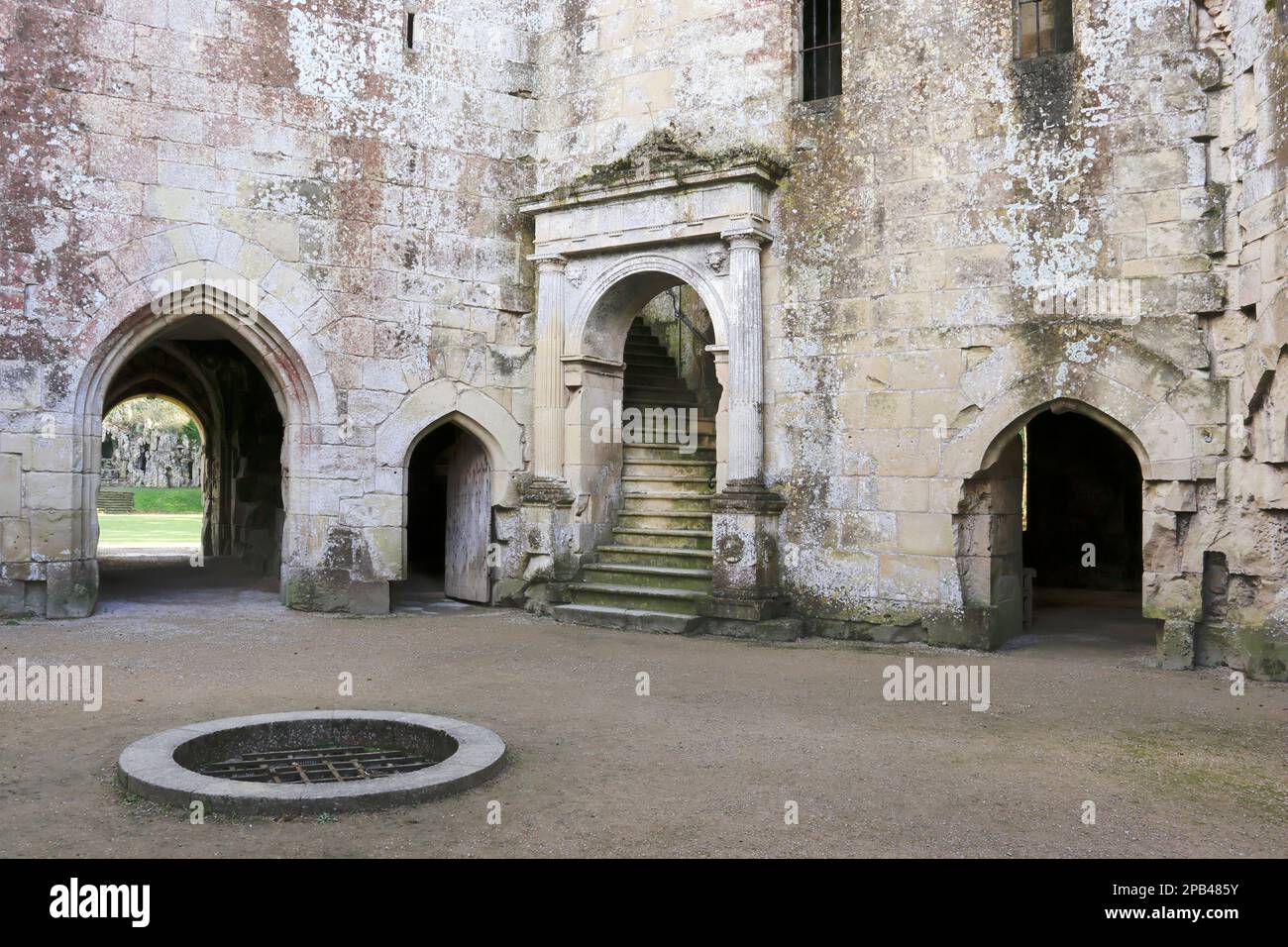 Inside ruins english castle hi-res stock photography and images - Alamy