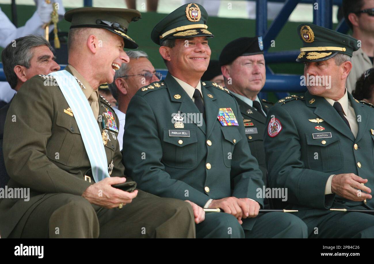 U.S. Chairman of the Joint Chiefs of Staff Gen. Peter Pace, left ...