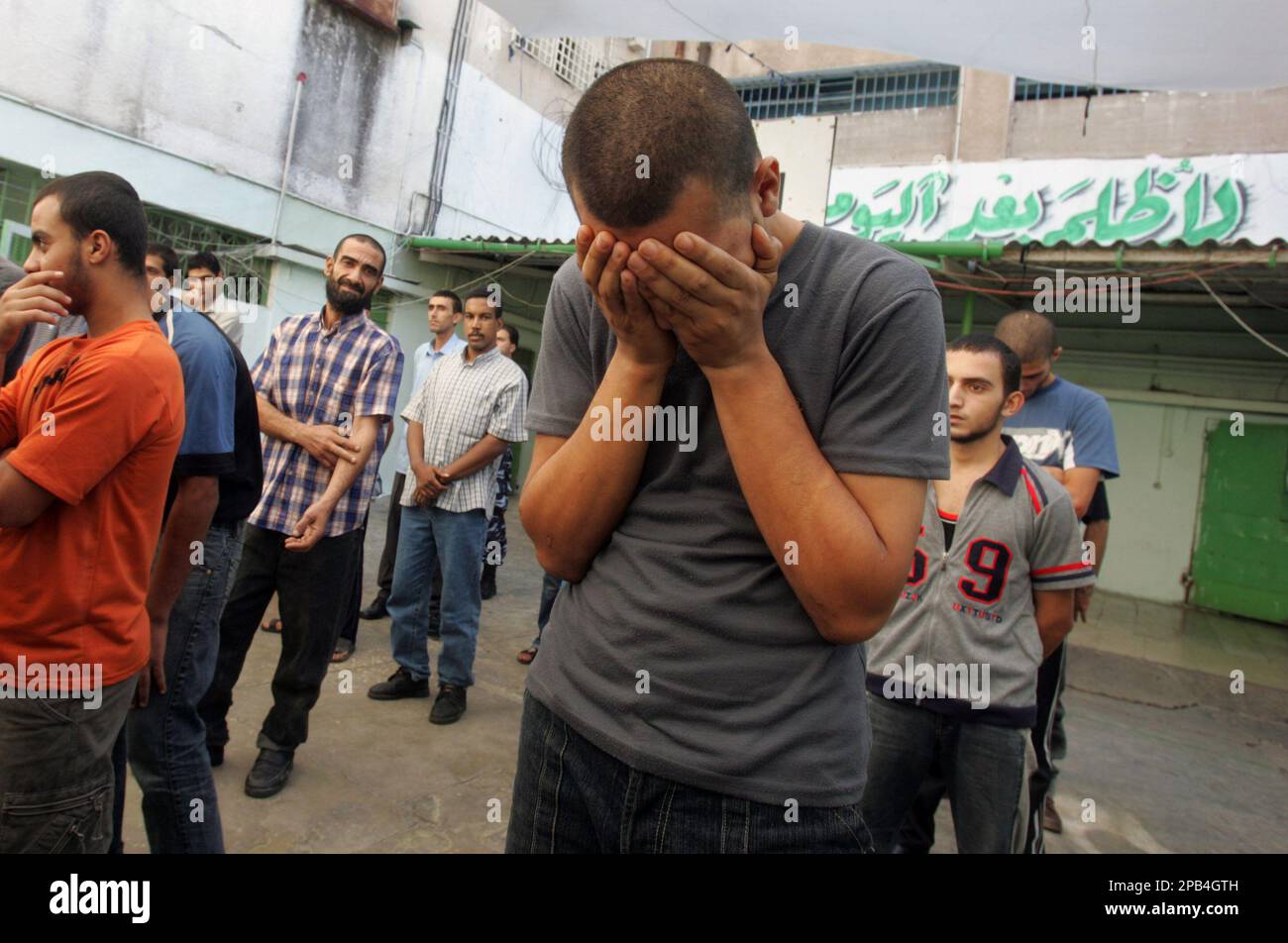 Palestinian prisoners line up prior to their release at the Hamas ...
