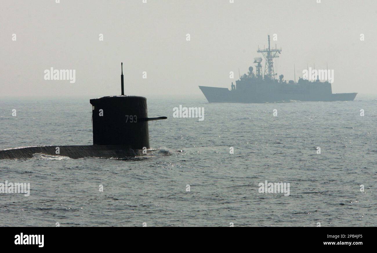 A Taiwanese navy Sea Dragon submarine passes in front of a Perry-class ...