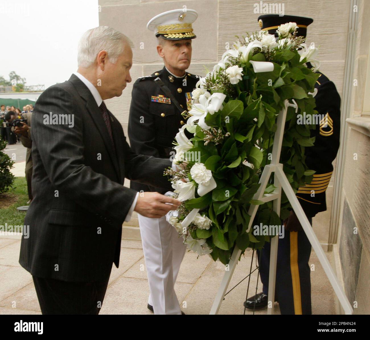 Defense Secretary Robert Gates, left, and outgoing Joints Chairman Gen ...