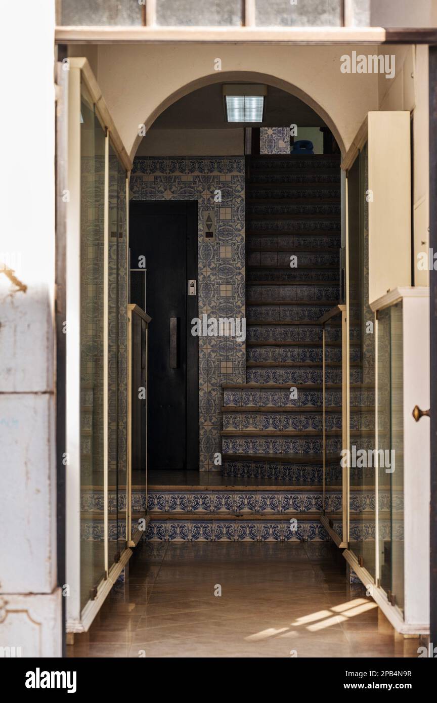 Doors open entrance hi-res stock photography and images - Alamy