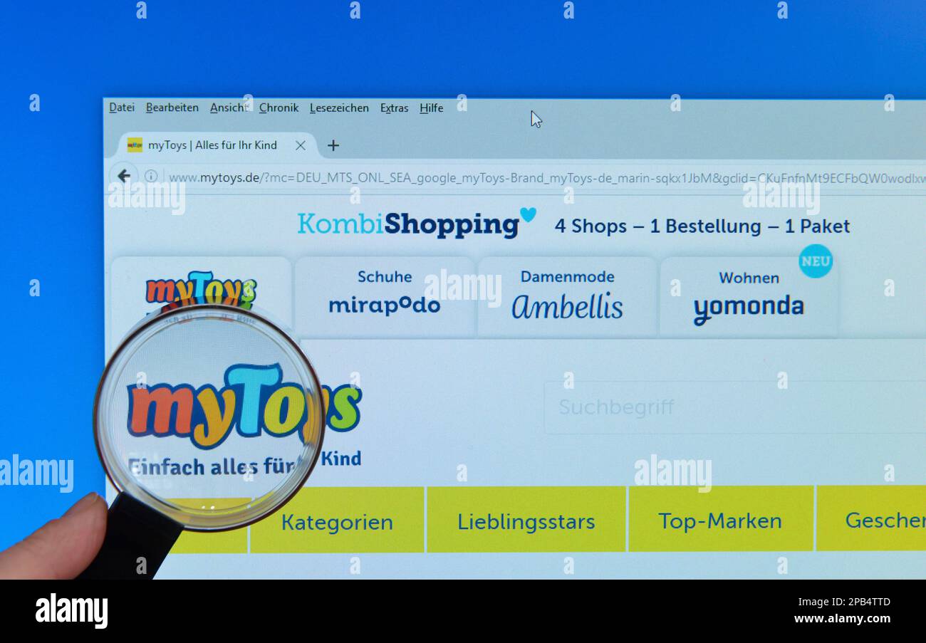 Mytoys.de, magnifying glass, screen, website Stock Photo - Alamy