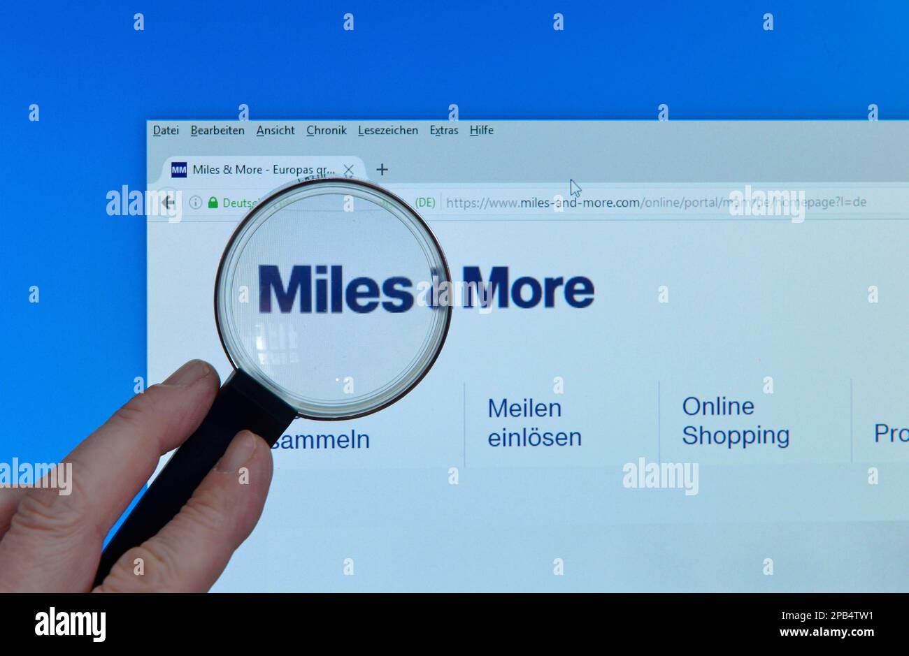 Miles-and-more.com, Internet, screen, Hand, Magnifier Stock Photo - Alamy