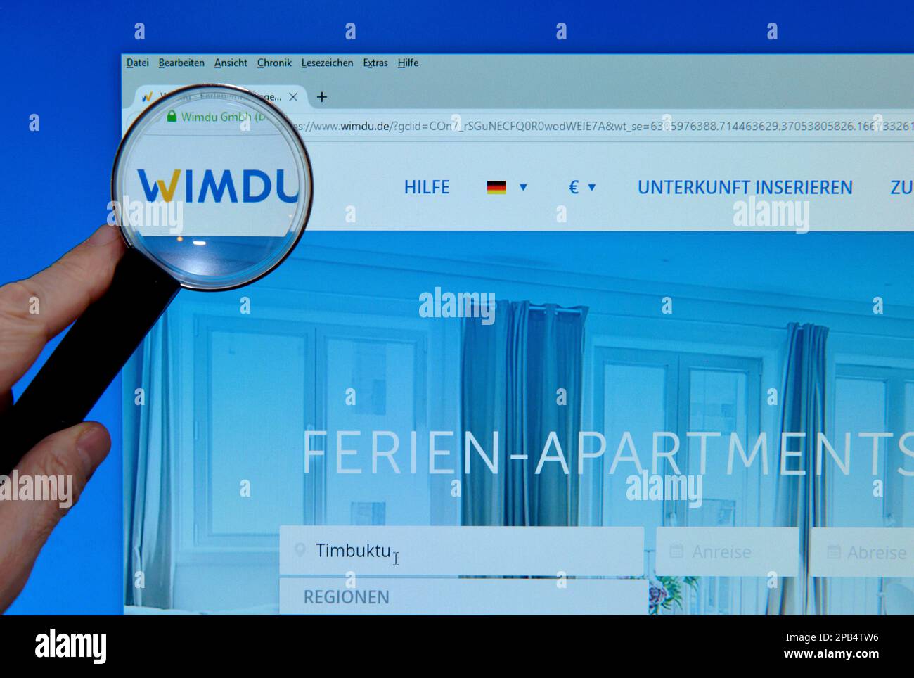 Wimdu, Magnifier screen, Internet, Hand Stock Photo - Alamy