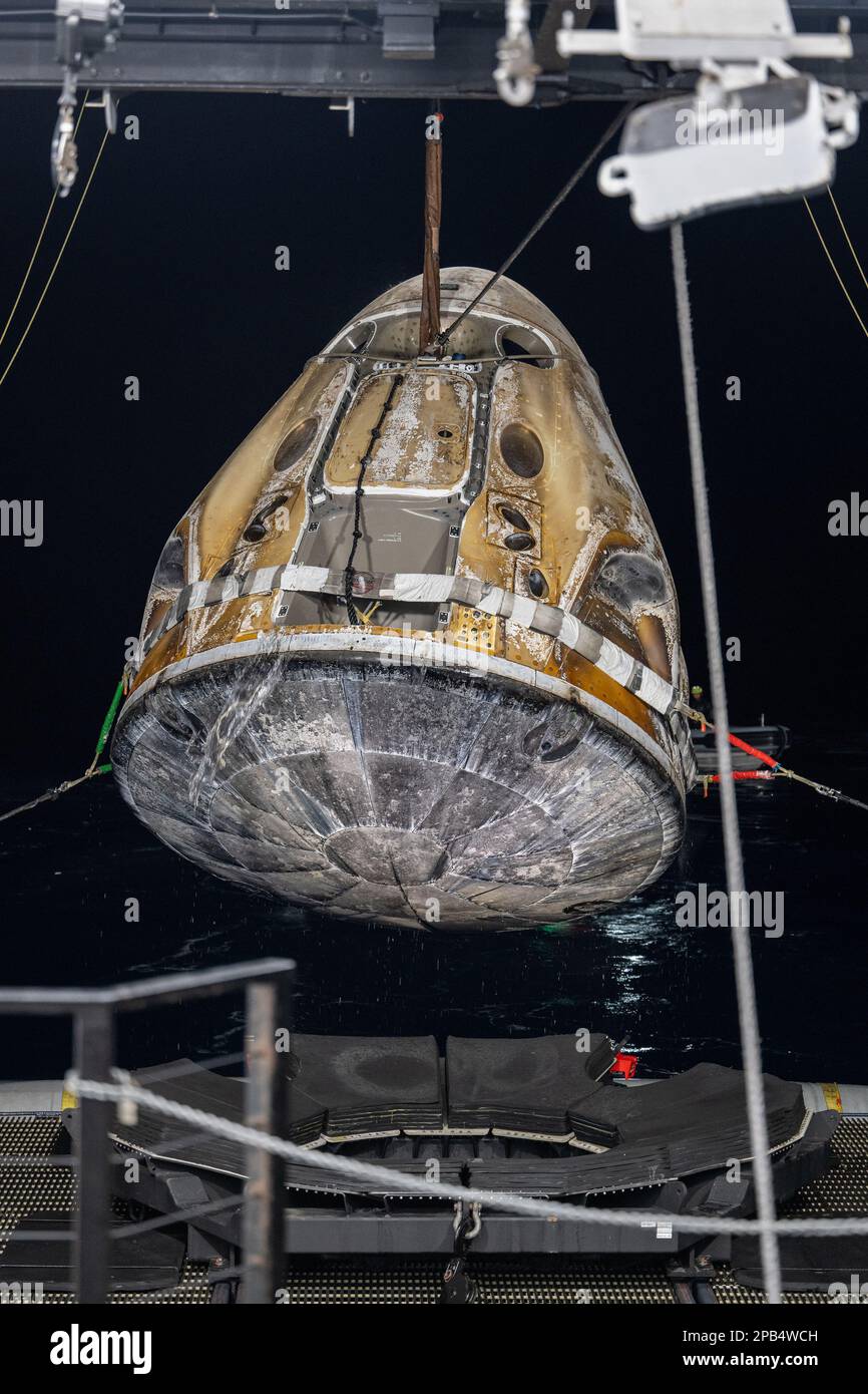 Support teams raise the SpaceX Dragon Endurance spacecraft onto the ...