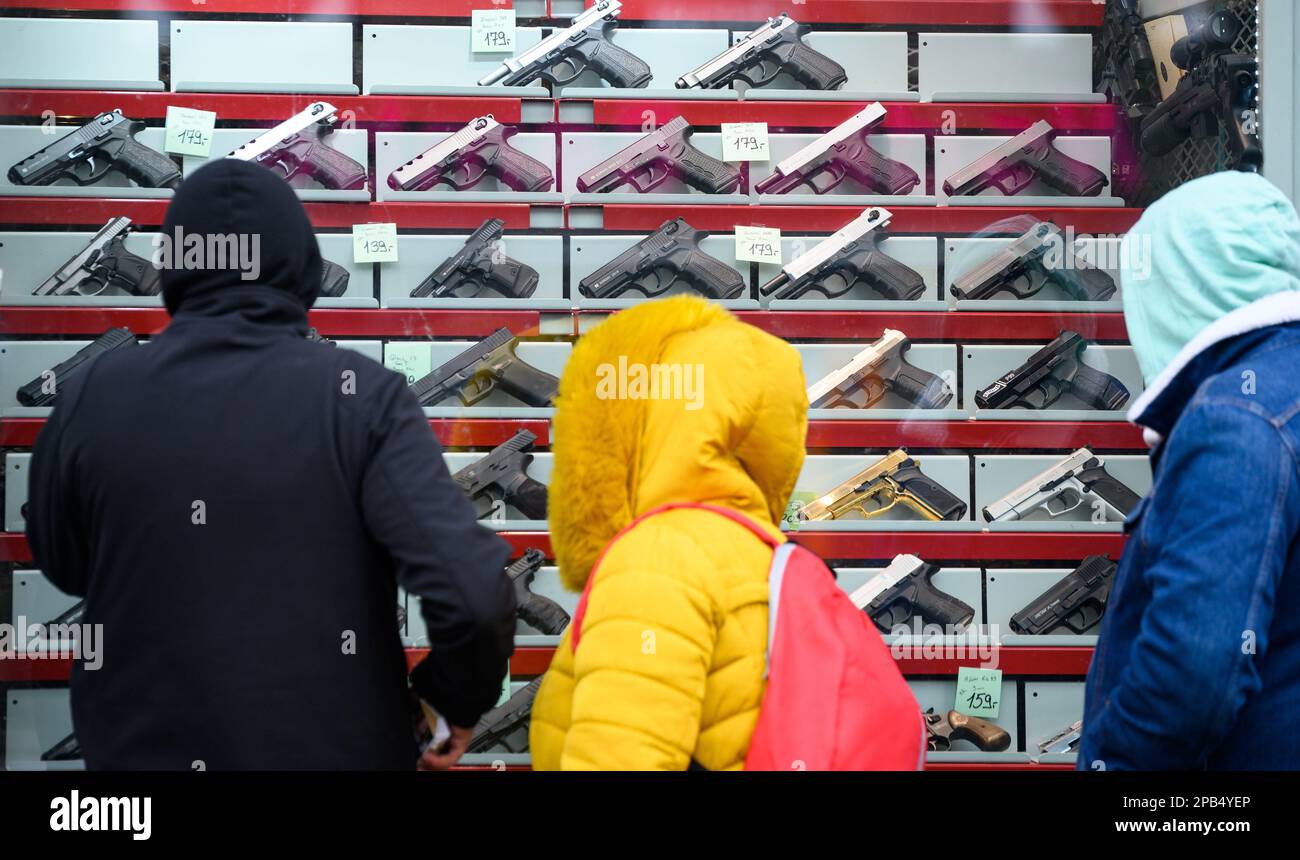 Hamburg, Germany. 12th Mar, 2023. People look into the display of a gun ...