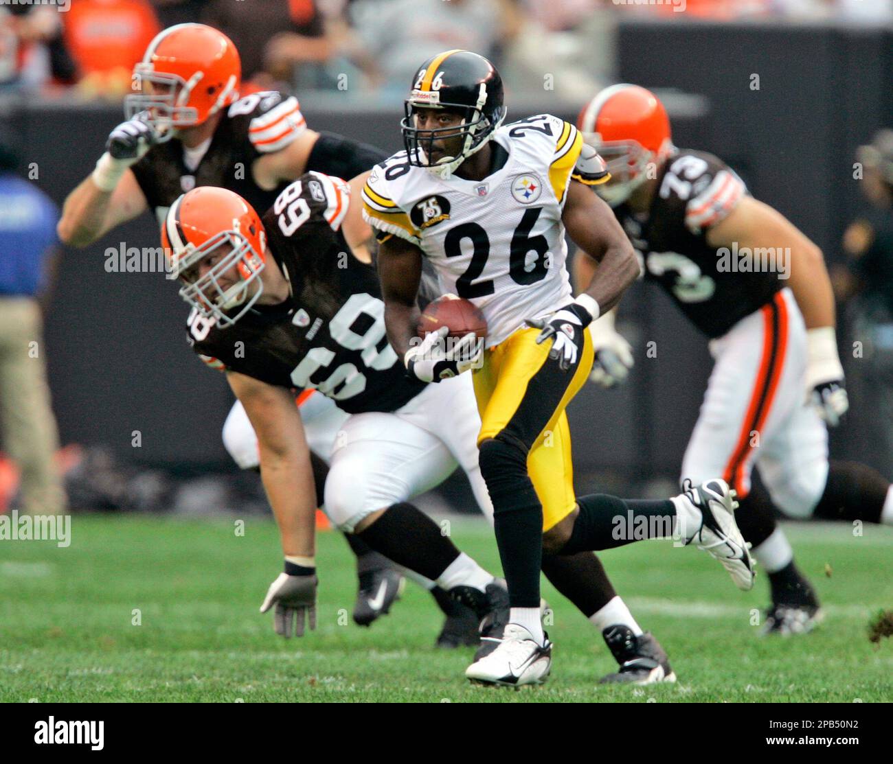 Pittsburgh Steelers cornerback Deshea Townsend (26) runs back in a ...