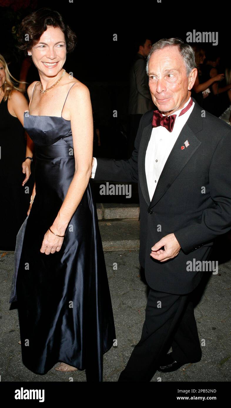 New York Mayor Michael Bloomberg, right, poses with his girlfriend ...