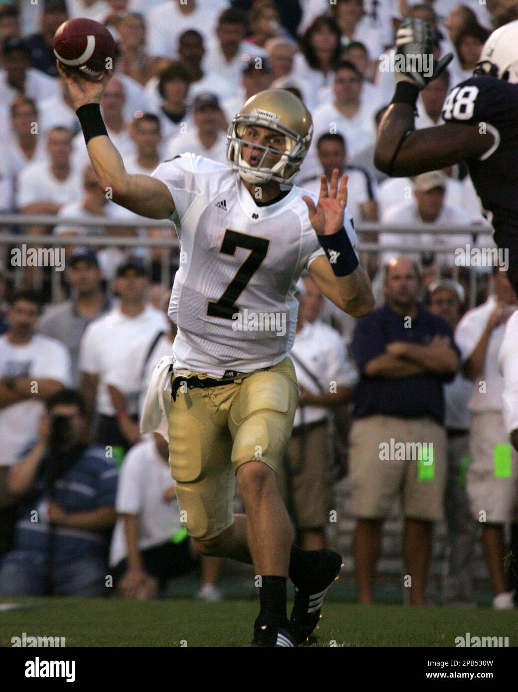 Notre Dame quarterback Jimmy Clausen (7) passes under pressure from ...