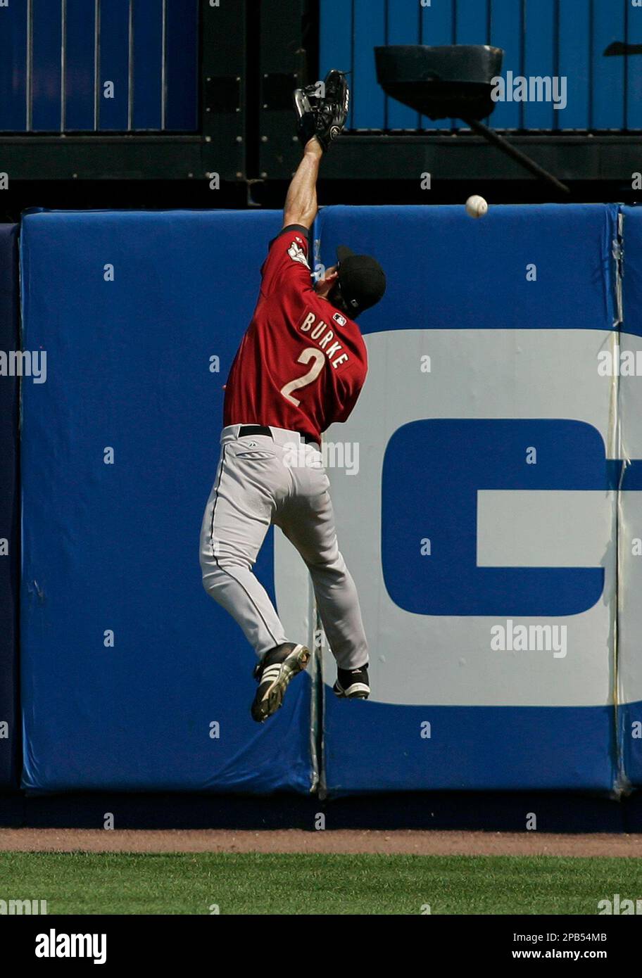 Houston Astros Chris Burke reaches for a ball hit by New York Mets ...