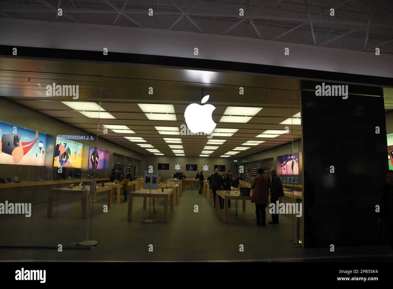 Comsuners hi-res stock photography and images - Alamy