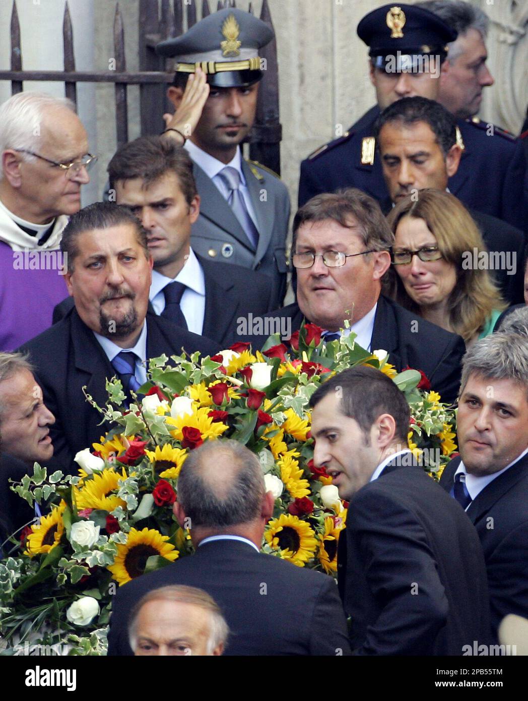 The coffin of late Italian tenor Luciano Pavarotti leaves Modena's ...