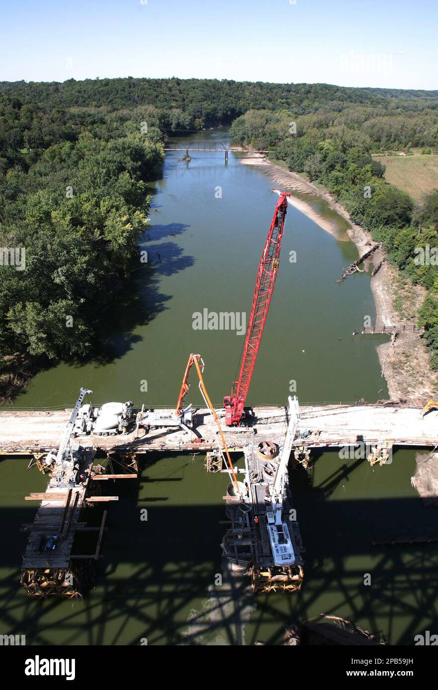 Construction crews work on the new Boone High Bridge over the Des ...