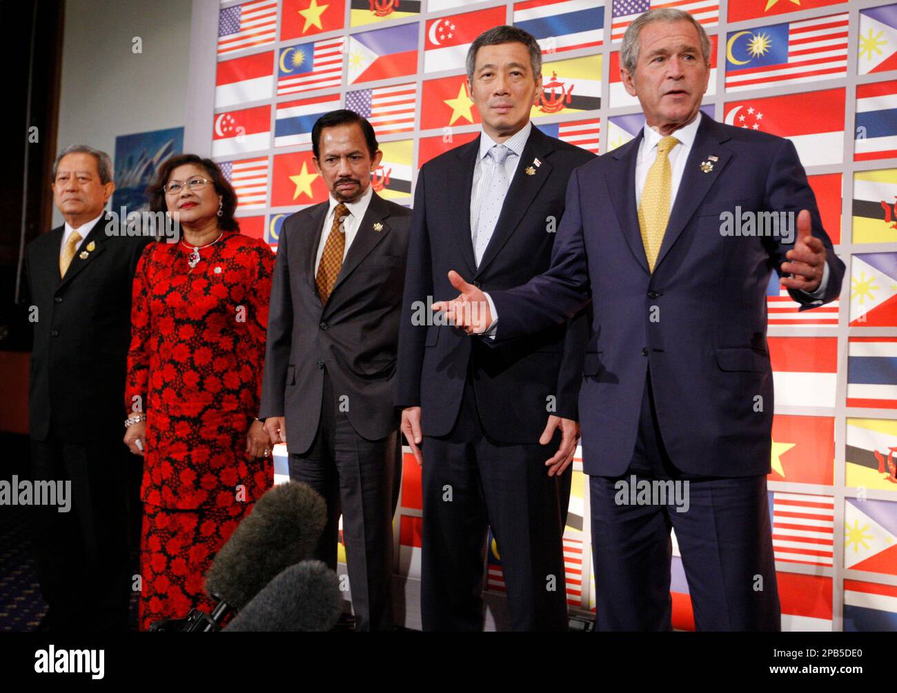 President Bush makes a statement after his meeting with leaders of ...