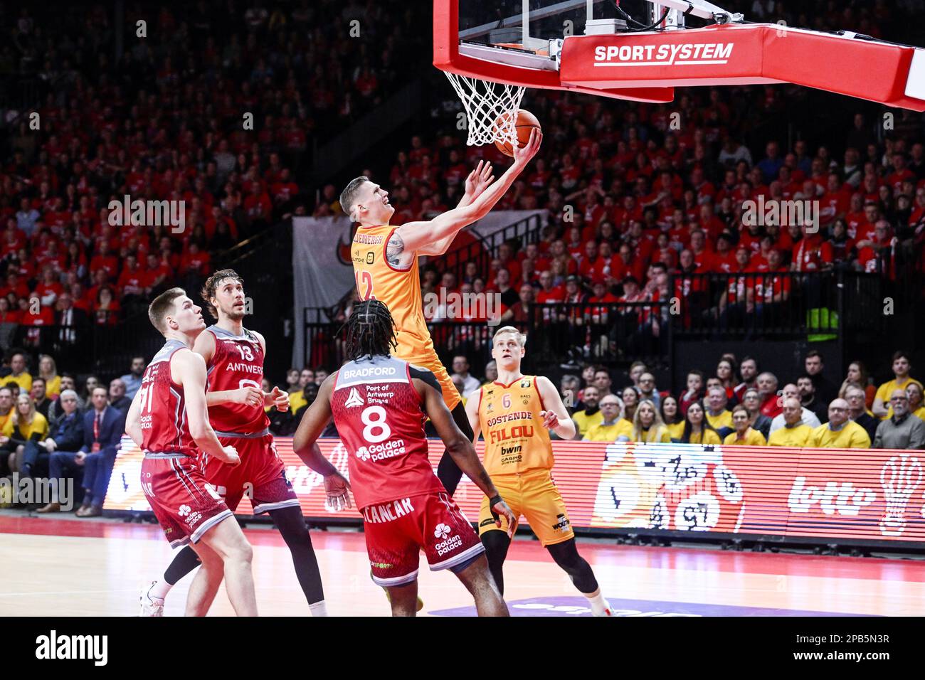 Antwerp's Thijs De Ridder and Oostende's Vrenz Bleijenbergh pictured in ...