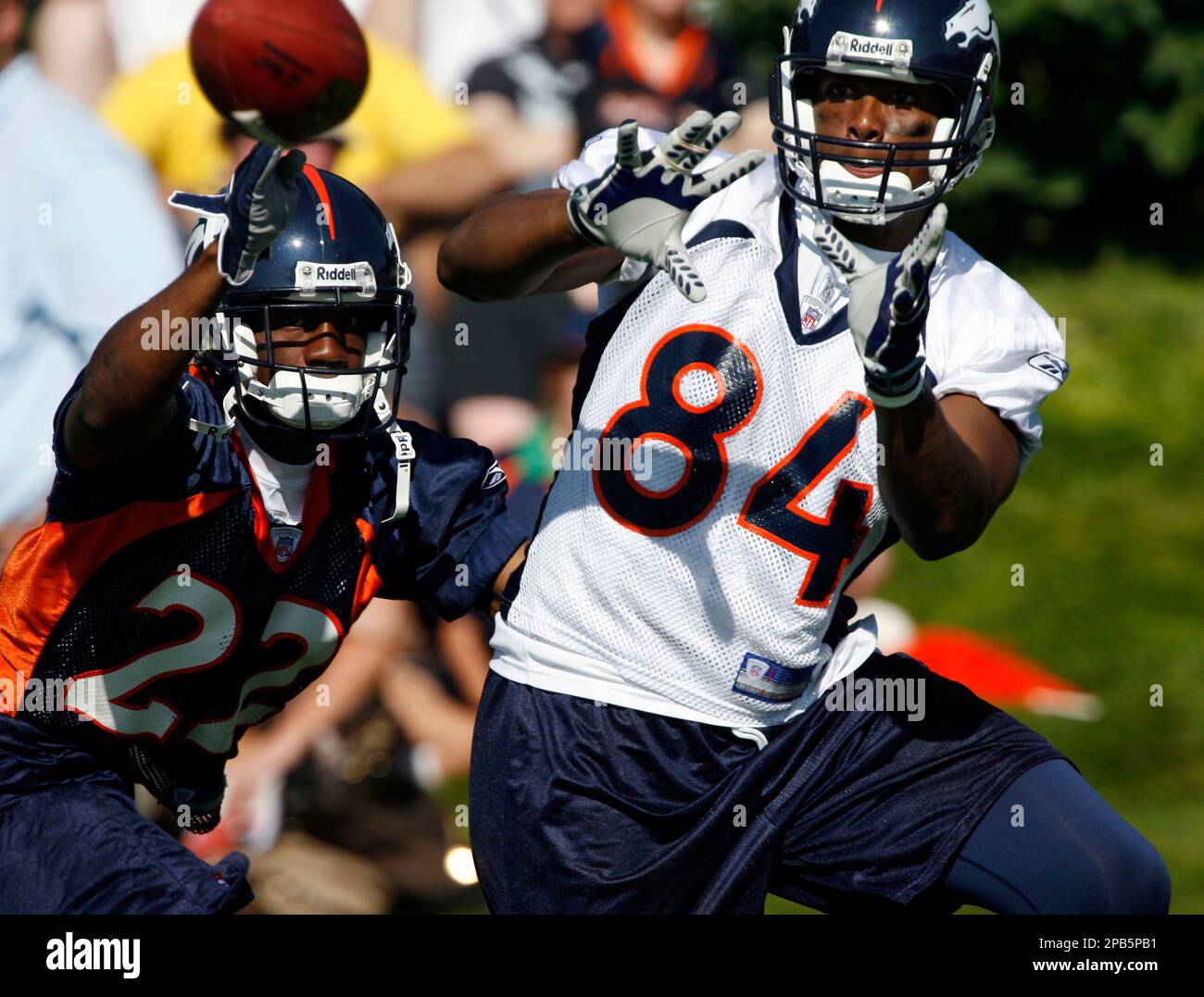 Denver Broncos wide receiver Javon Walker (84) reaches out to pull in a ...