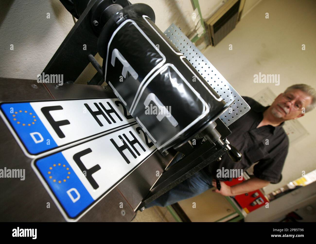 ** ARCHIV ** Ein Autokennzeichen laeuft am 30. August 2007 aus der ...