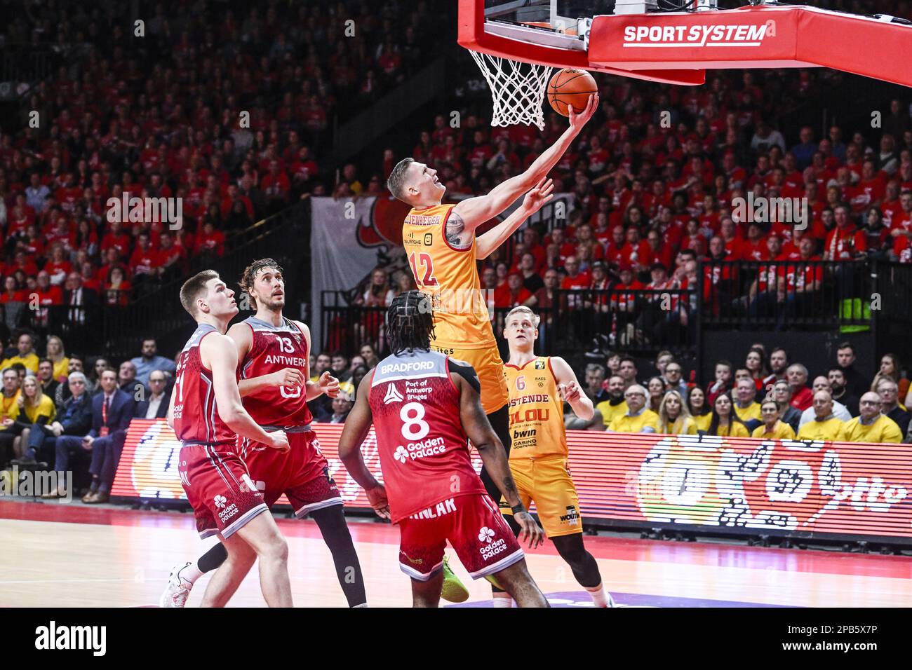 Antwerp's Thijs De Ridder and Oostende's Vrenz Bleijenbergh pictured in ...