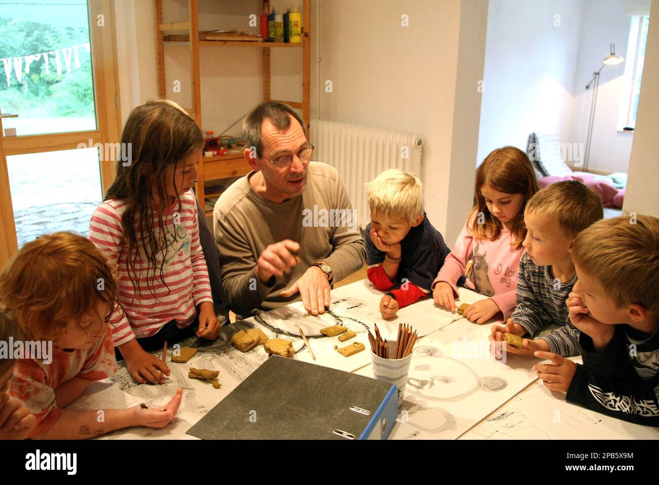Grundschullehrer Jan Kuester, Mitte, formt am Montag, 3. September 2007 ...