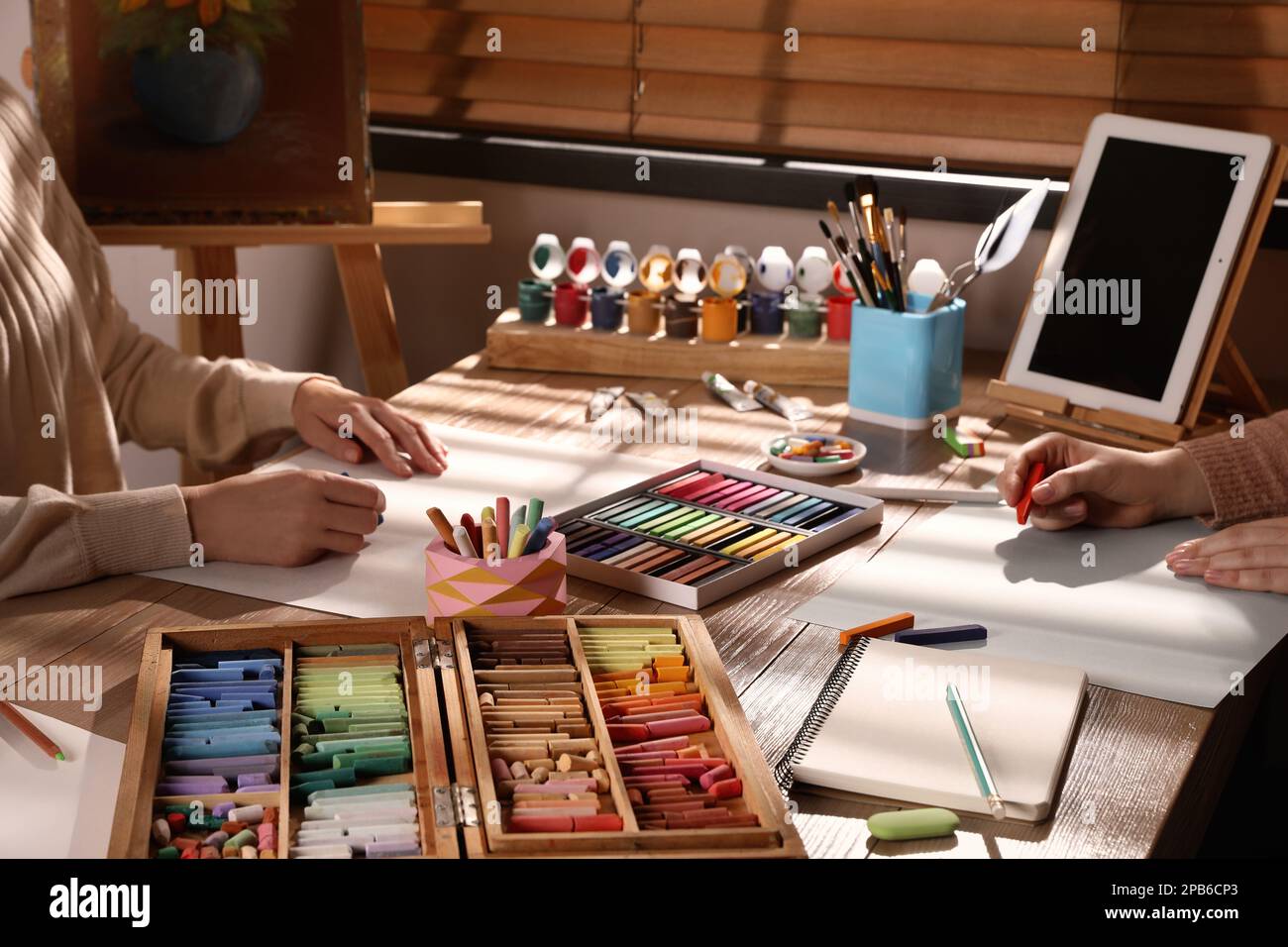 Artists work table hi-res stock photography and images - Alamy