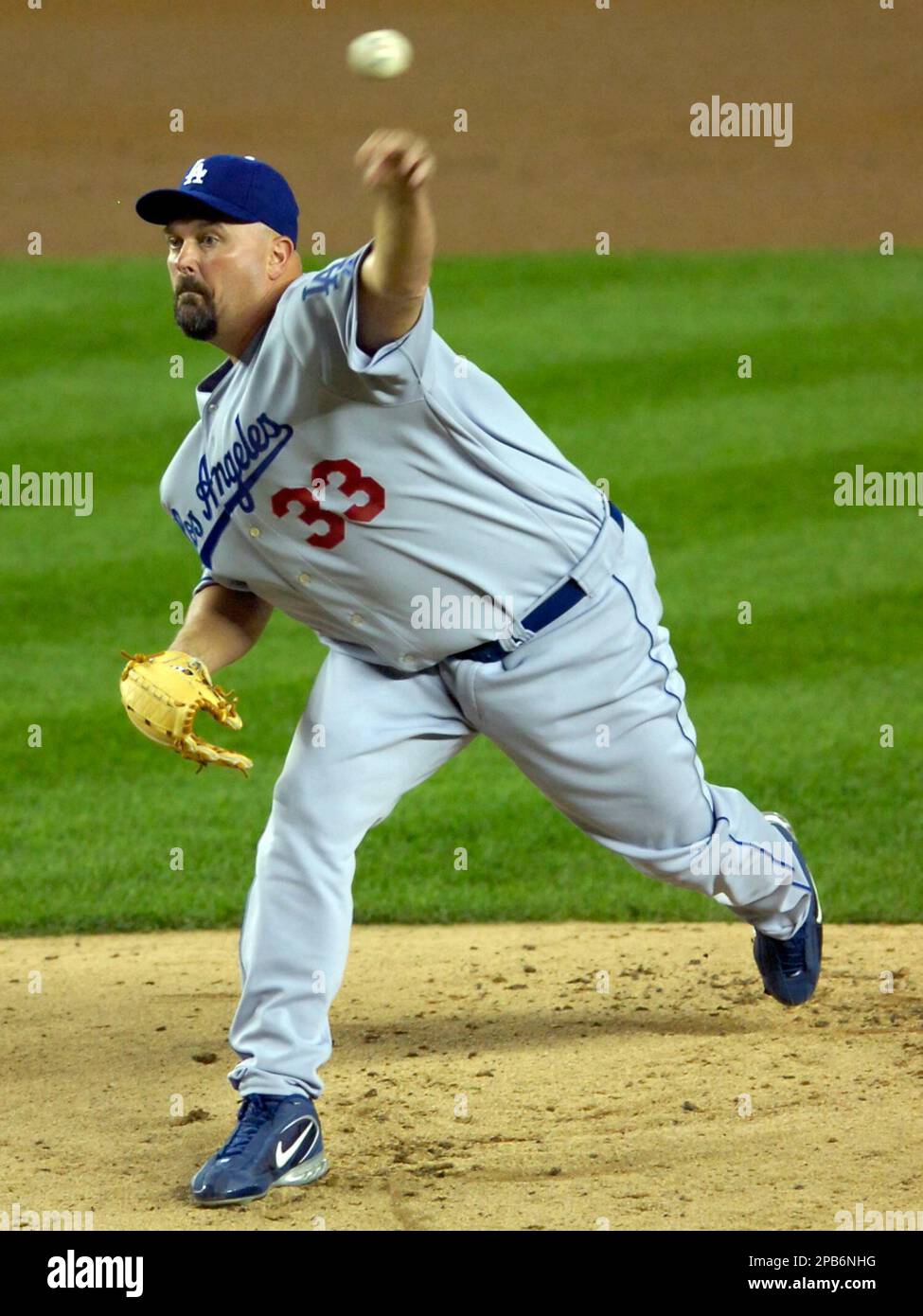 Los Angeles Dodgers pitcher David Wells delivers the ball to the New ...