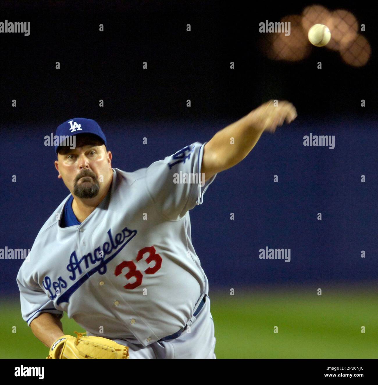Los Angeles Dodgers pitcher David Wells delivers the ball to the New ...