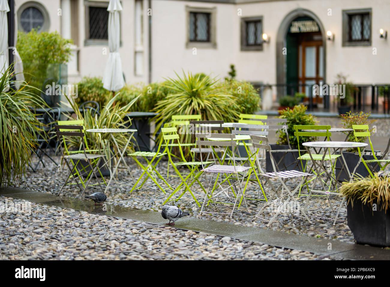 Rain in urban setting hi-res stock photography and images - Alamy
