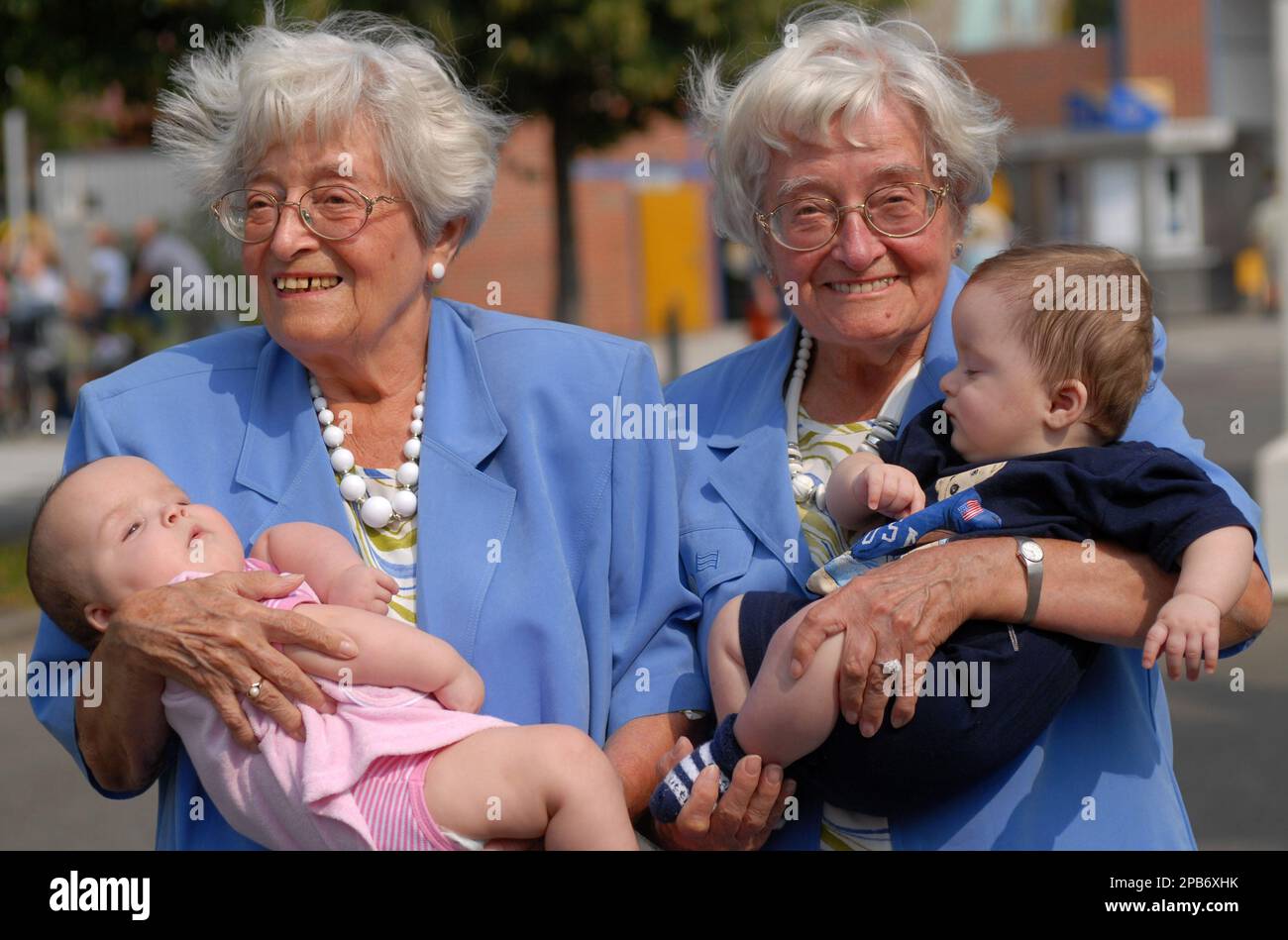 Die aeltesten Teilnehmer, die 85-jaehrigen Inge Konnitzki, links, und ...