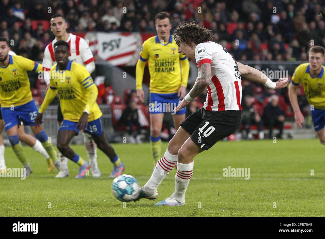 EINDHOVEN - Fabio Silva of PSV Eindhoven scores during the Dutch ...