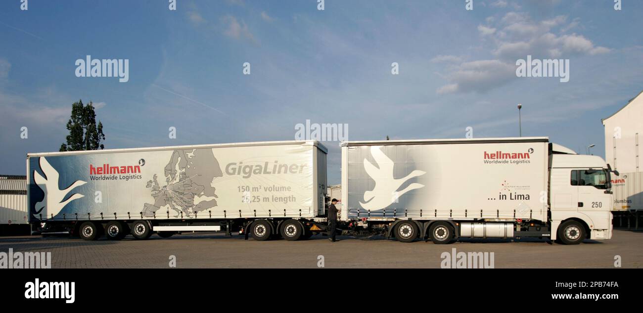 Ein so genannter Gigaliner steht am Mittwoch, 22. August 2007, auf dem ...