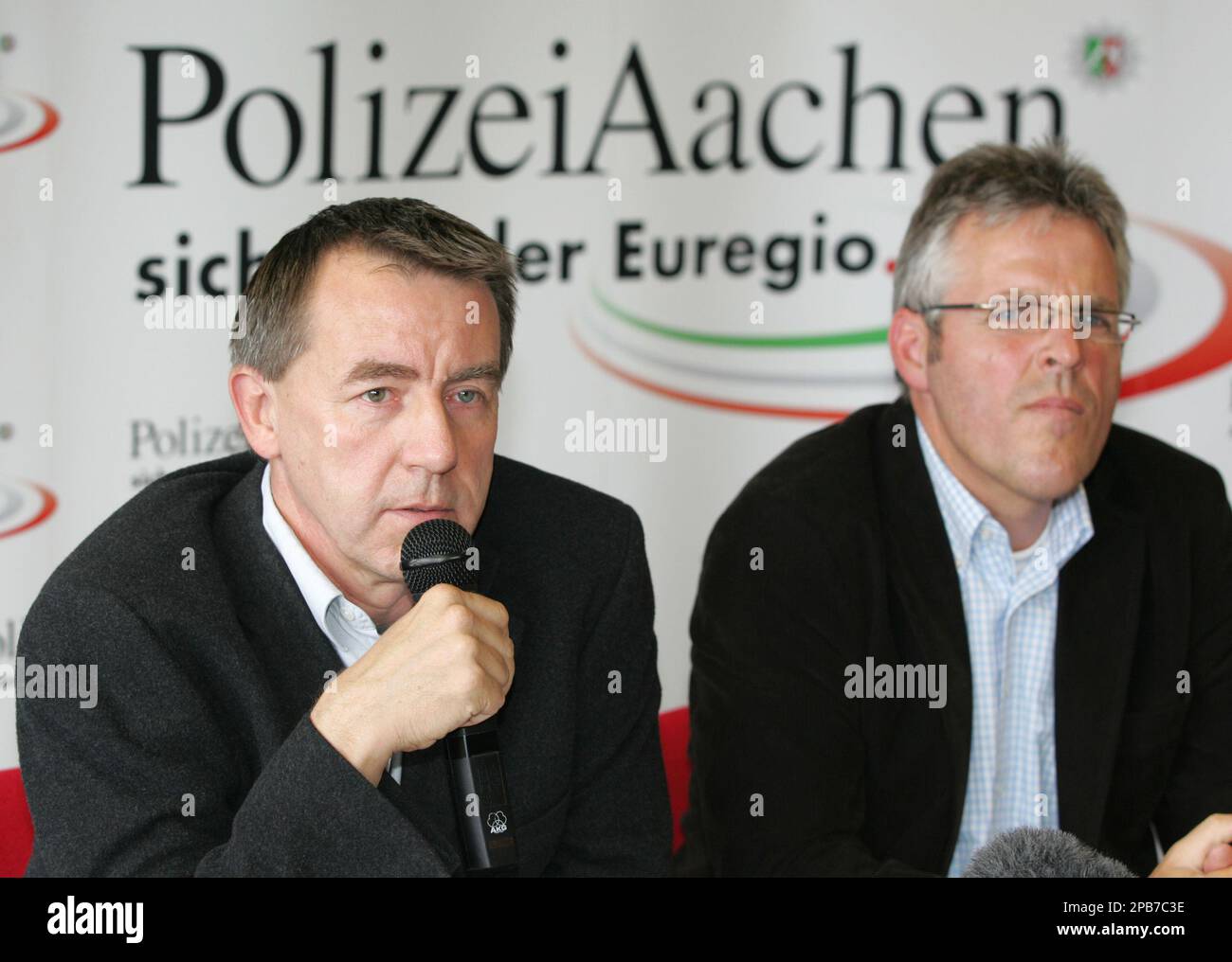 Kriminalhauptkommissar Michael Fritsch-Hoermann, links, und ...