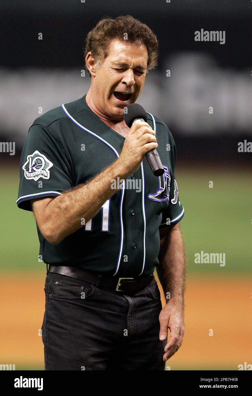 Actor, singer and author Barry Williams sings the national anthem ...