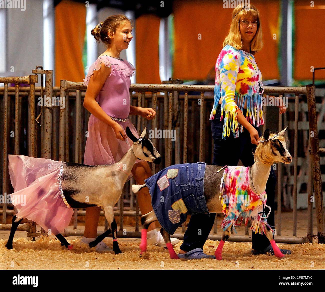 Sarah Brackney, 11, left, and her sister Ranae, 13, right, of Effingham ...
