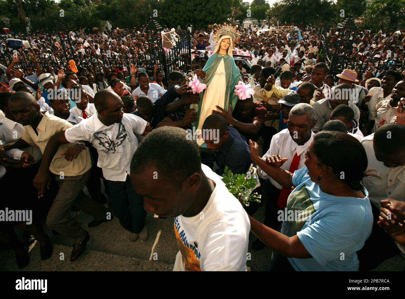 Faithful carry a statue of Virgin Mary, outside Port-au-Prince's ...