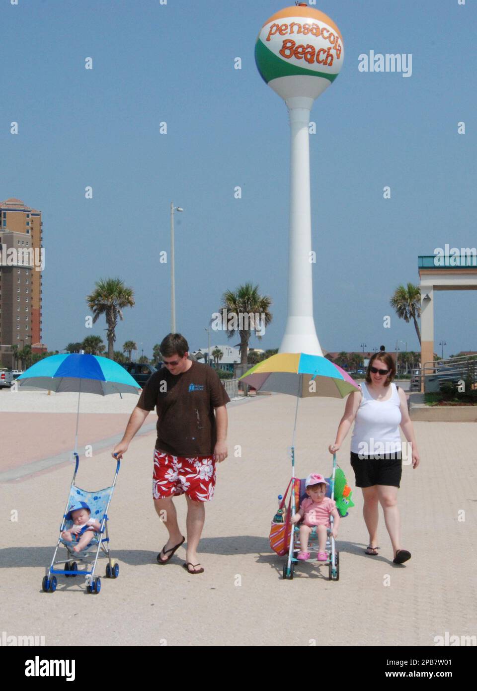 ** ADVANCE FOR WEEKEND AUG. 18-19 ** Matt and Meredith Snowden of ...