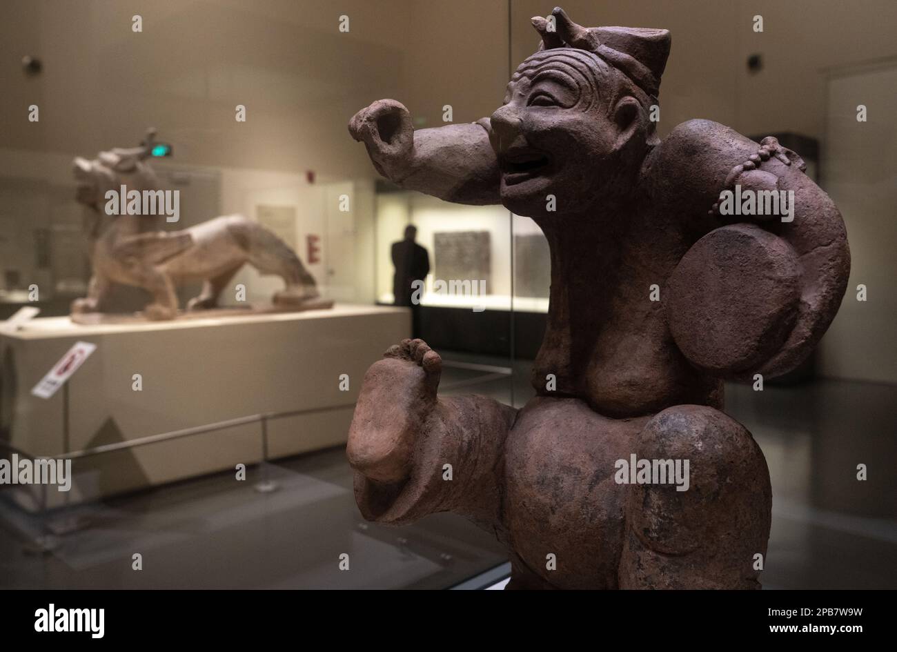 Pottery Story-teller Beating a Drum, Eastern Han Dynasty (25-220AD ...