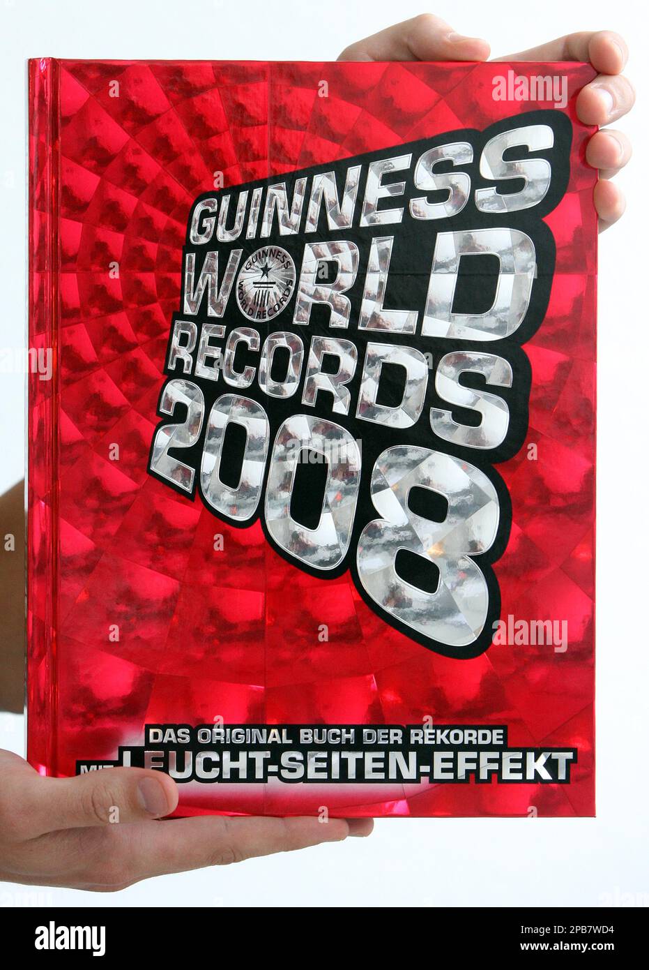Ein Mann Haelt Am Mittwoch 15 August 2007 In Hamburg Das Neue