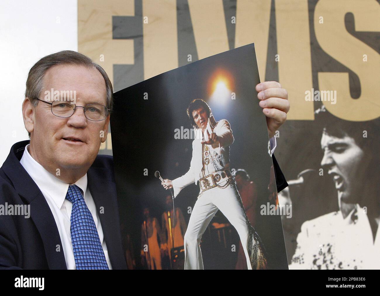 Der Elvis-Fotograf Ed Bonja posiert am Montag, 13. Aug. 2007, in Berlin ...