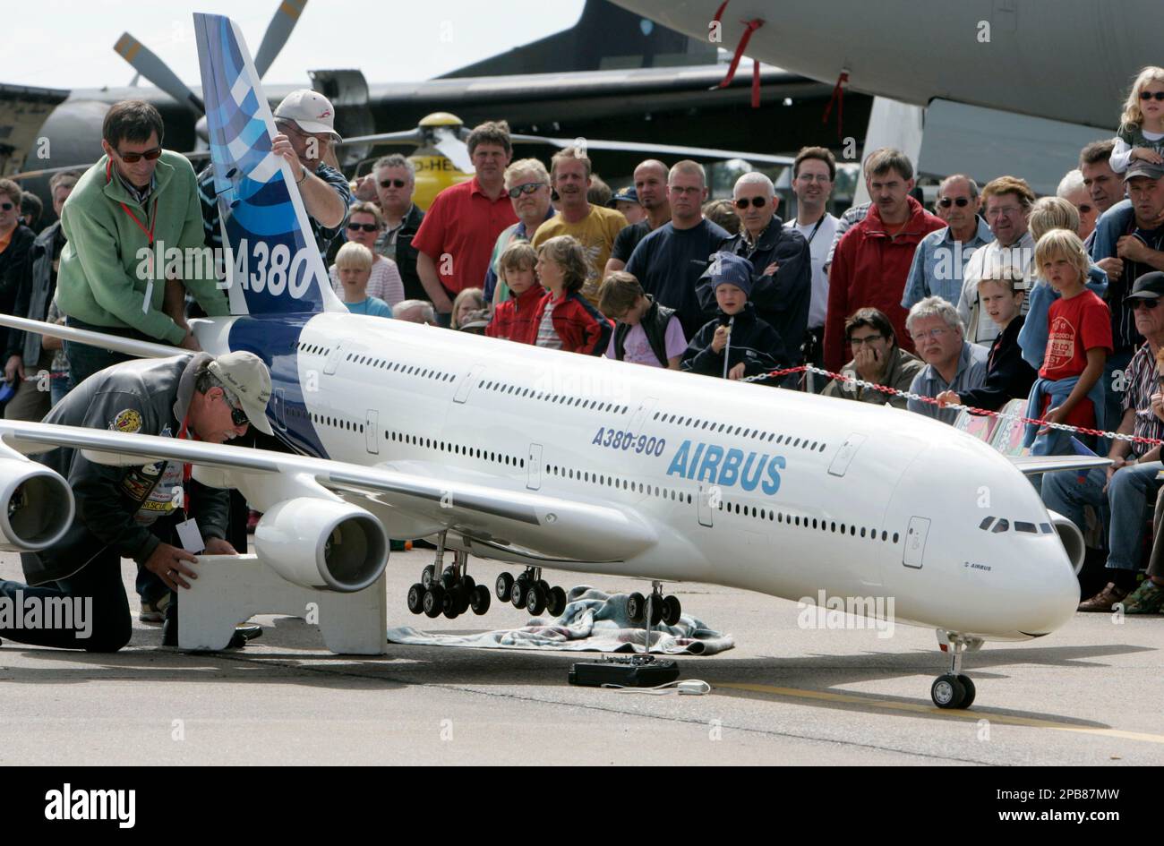 ein-airbus-380-900-als-modell-im-massstab-von-1-15-ist-am-samstag-11