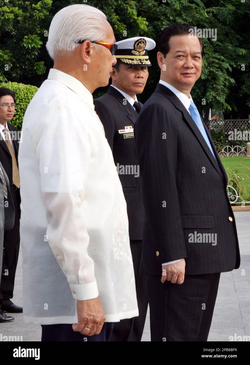 Vietnam's Prime Minister Nguyen Tan Dung, right, flanked by Manila ...