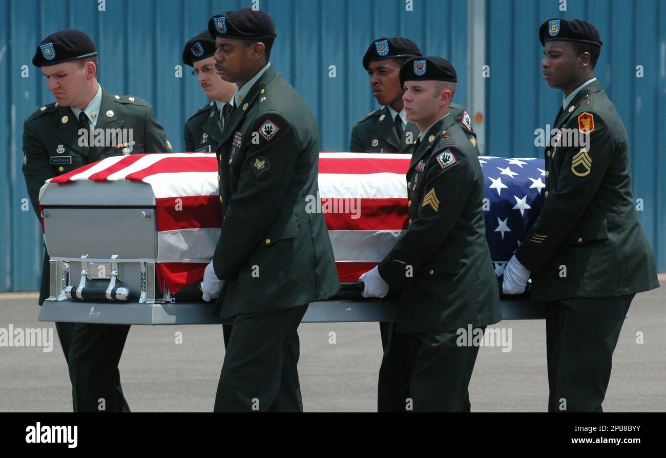 Members of the Mississippi National Guard Honor Guard Team carry Sgt ...