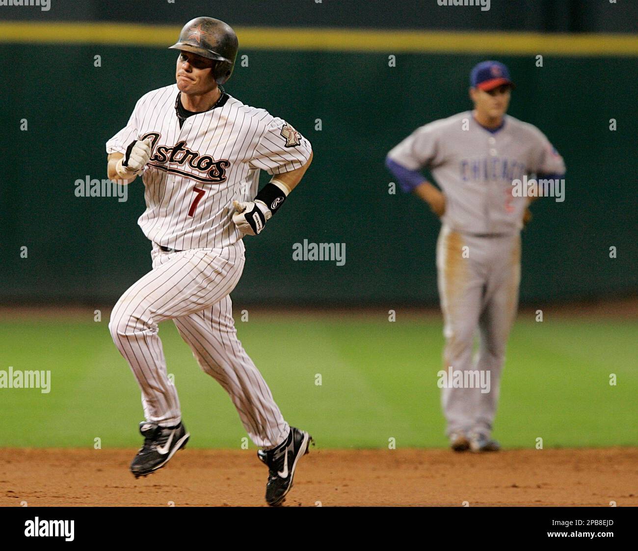 Houston Astros' Craig Biggio (7) rounds the bases in front of Chicago ...