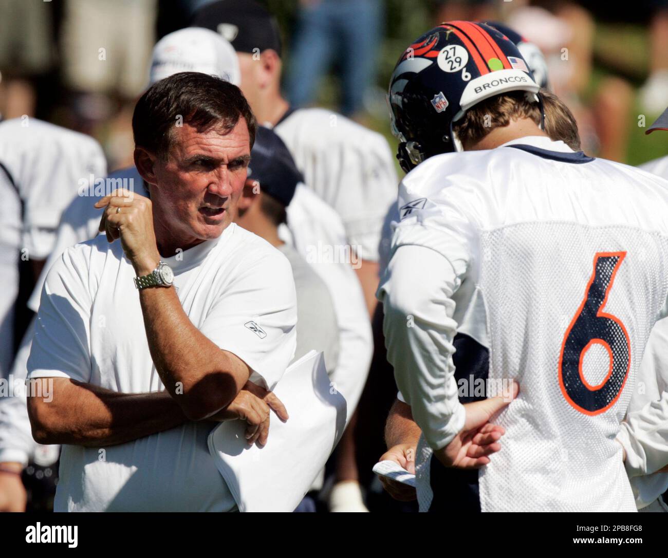 Denver Broncos head coach Mike Shanahan has a talk with quarterback Jay ...