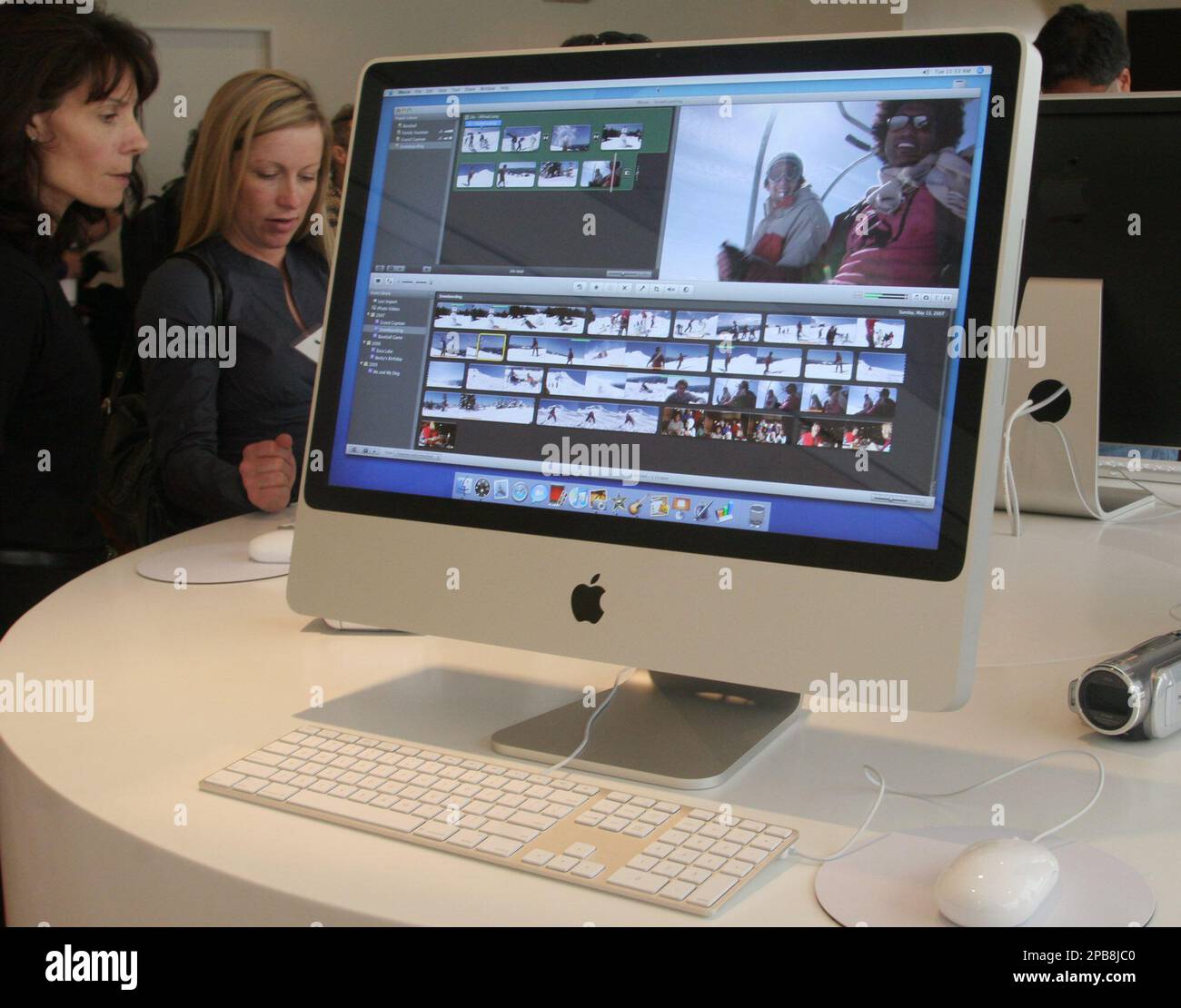 The new Apple iMac desktop computer sits on display at Apple ...