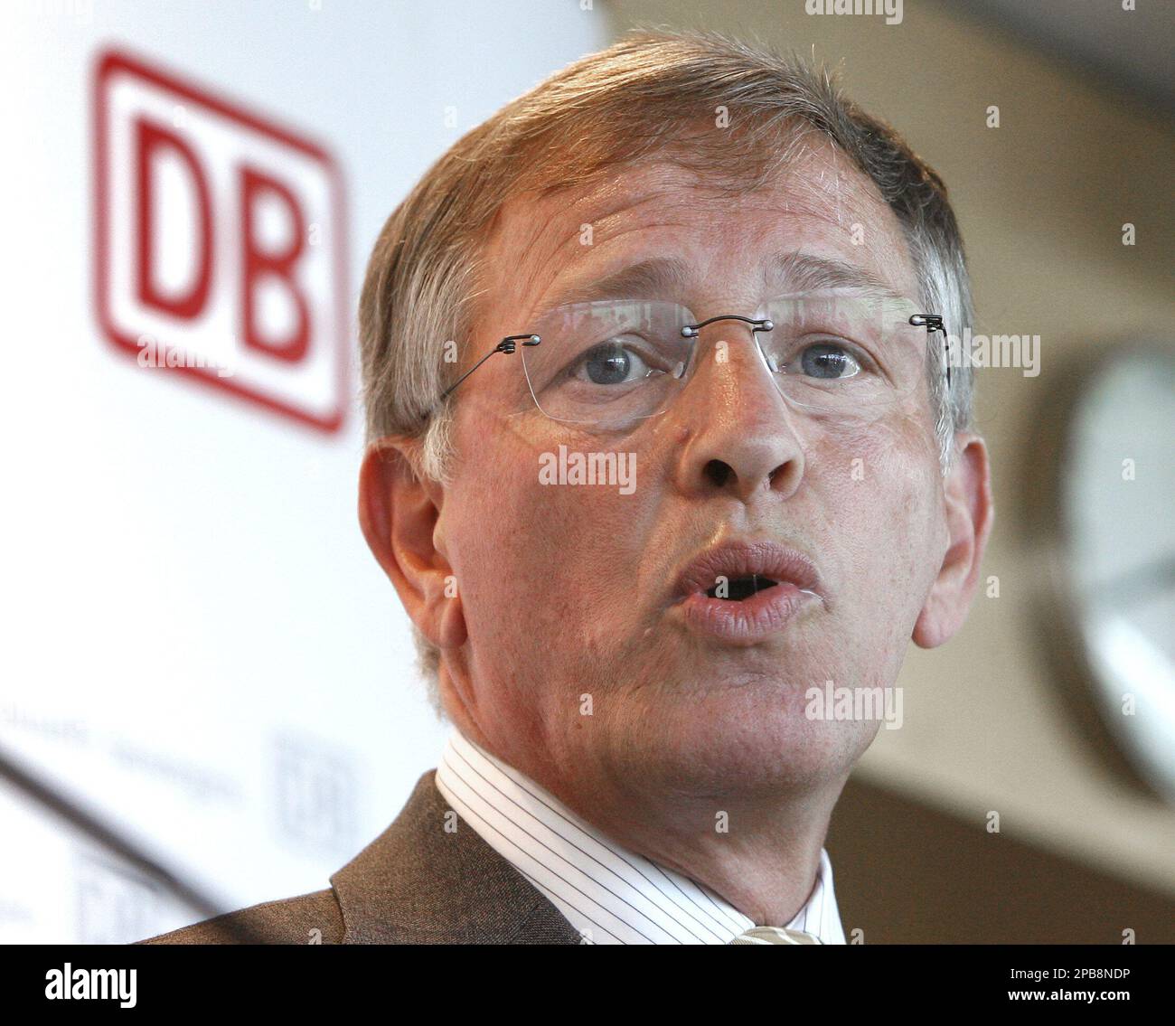 Karl-Friedrich Rausch, Vorstand Personenverkehr der Deutschen Bahn AG, spricht am Montag, 6. Aug ...