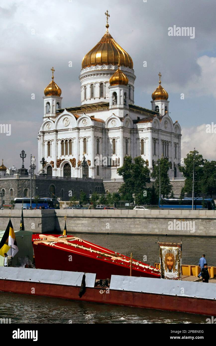 A barge carrying an 11-meter wooden cross, made on the Solovky Islands ...